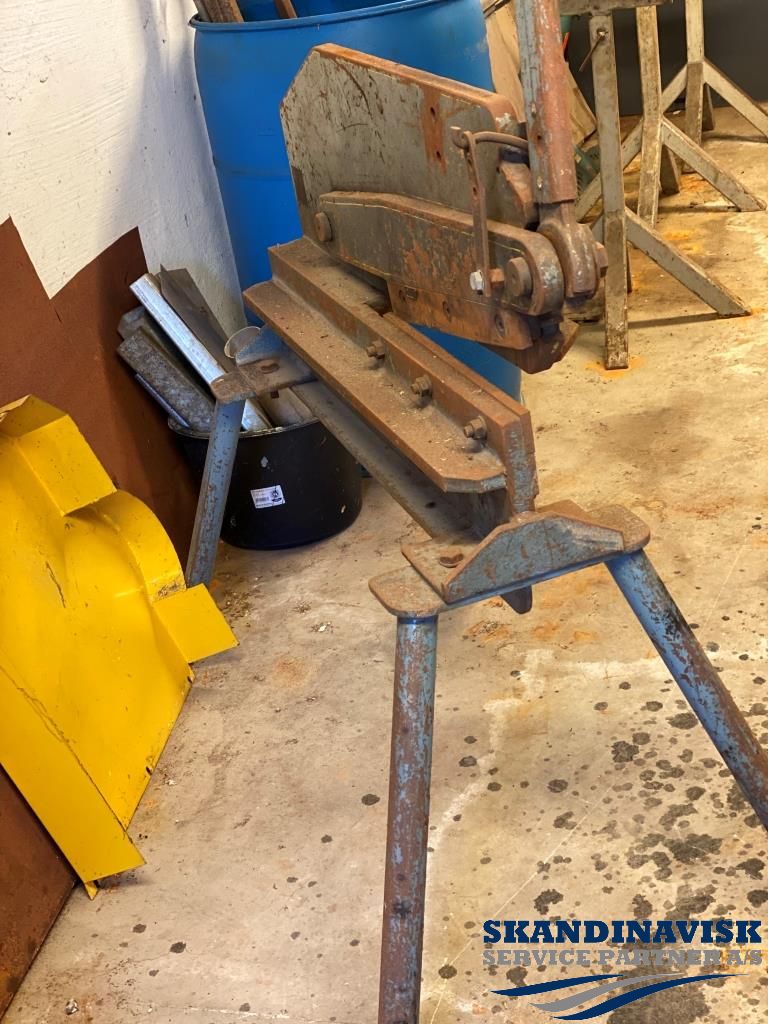 Kraftig pladesaks på sokkel. - B2Bauctions.dk