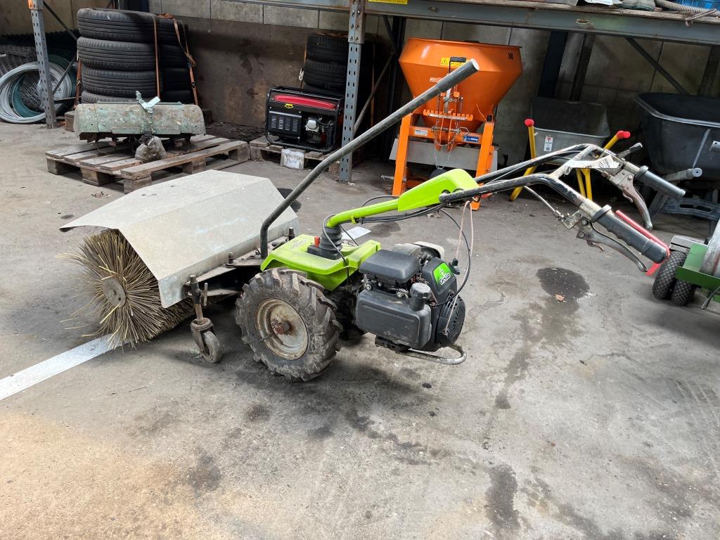 GRILLO G52 tohjulet traktor monteret med fejekost - B2Bauctions.dk