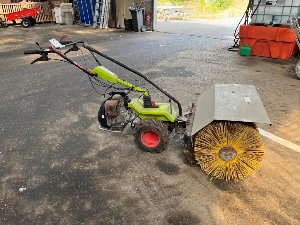 GRILLO G52 tohjulet traktor monteret med fejekost - B2Bauctions.dk