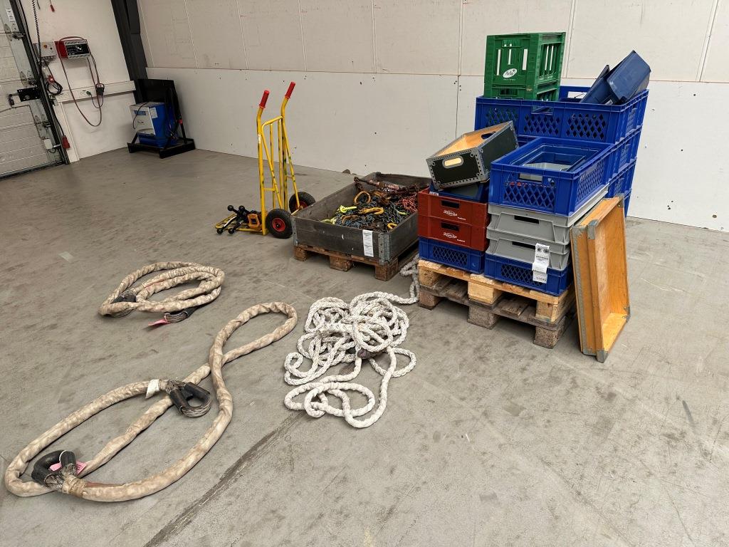 Diverse plast / træ kasser, sækkevogn, STRAPEX maskine, CYKLOP ...